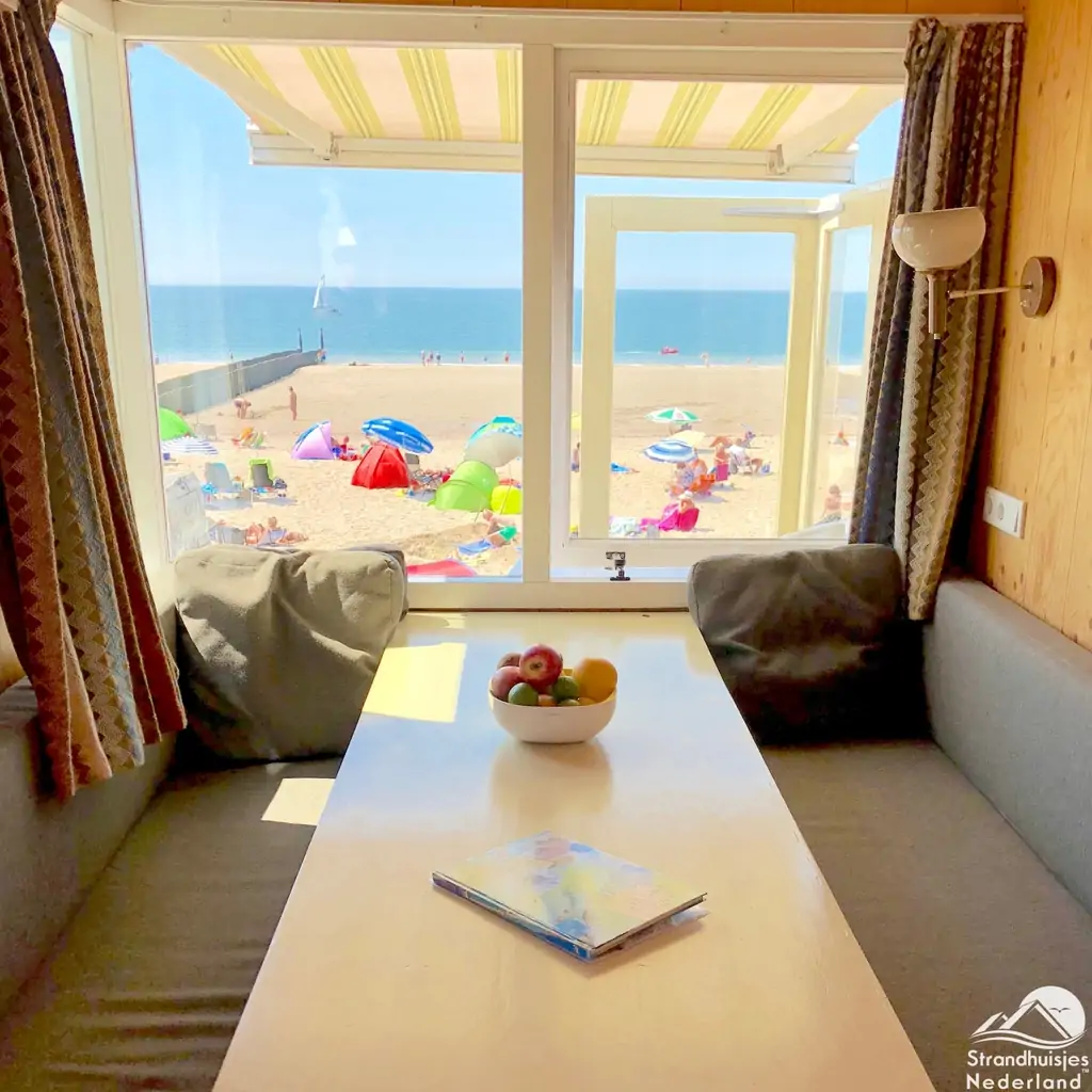 Strandhuisje Westduin 113 op het strand bij Vlissingen Zeeland