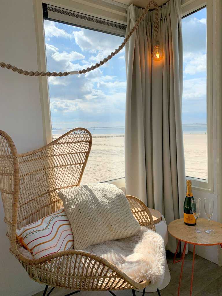 Uniek strandhuisje Zeeland met service. Strandterras én duinterras.