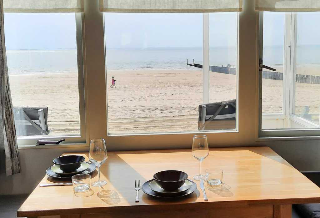 Knus Strandhuisje huren 4 personen Dishoek Zeeland. Hond is welkom.